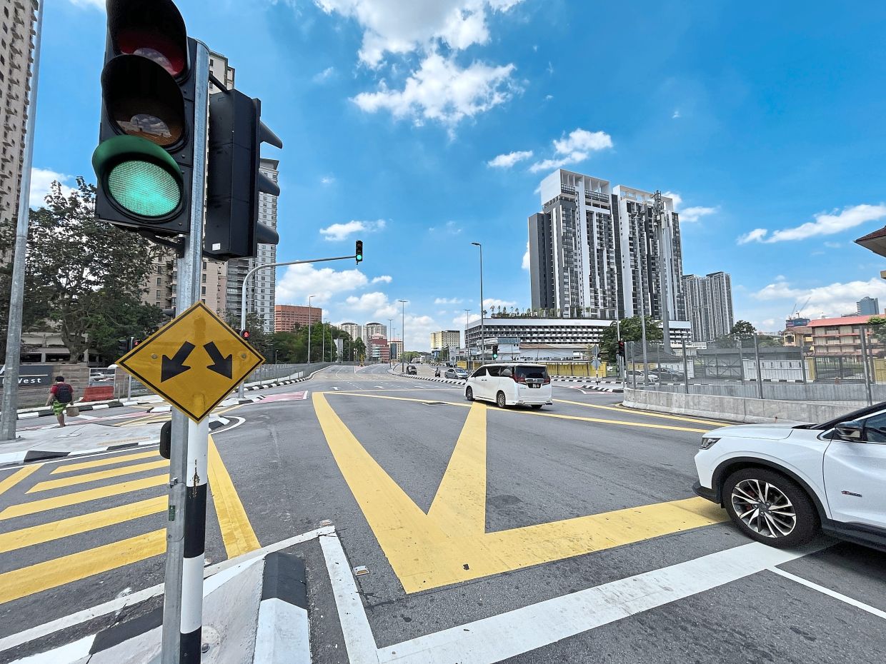 Flexible poles likely to be installed at KL junction | The Star