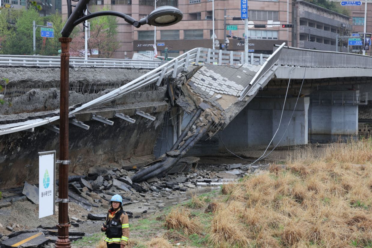One dead, one injured in S. Korea's bridge walkway collapse | The Star