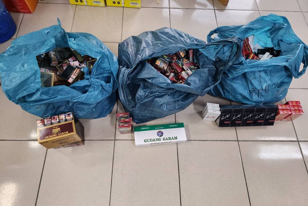 Over 400 boxes of contraband cigarettes seized in Pasir Gudang | The Star