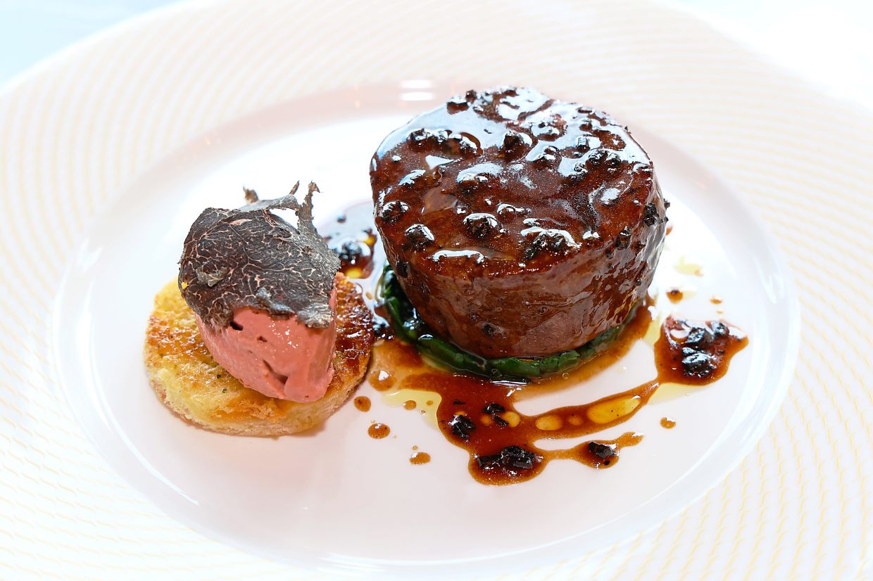 Opulent business lunch sets at British celebrity chef Gordon Ramsay's ...
