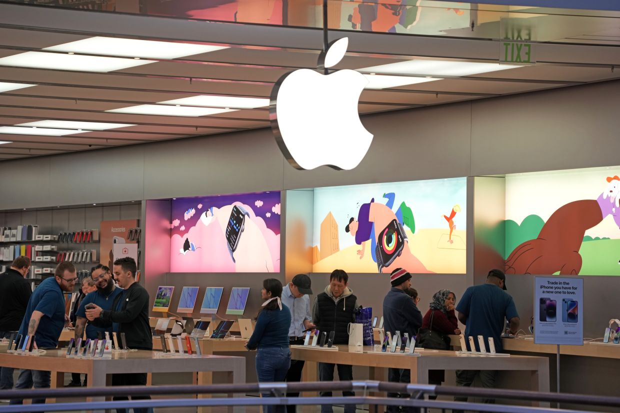 Tunneling heist nabs US$500,000 in iPhones from Apple Store, US police ...