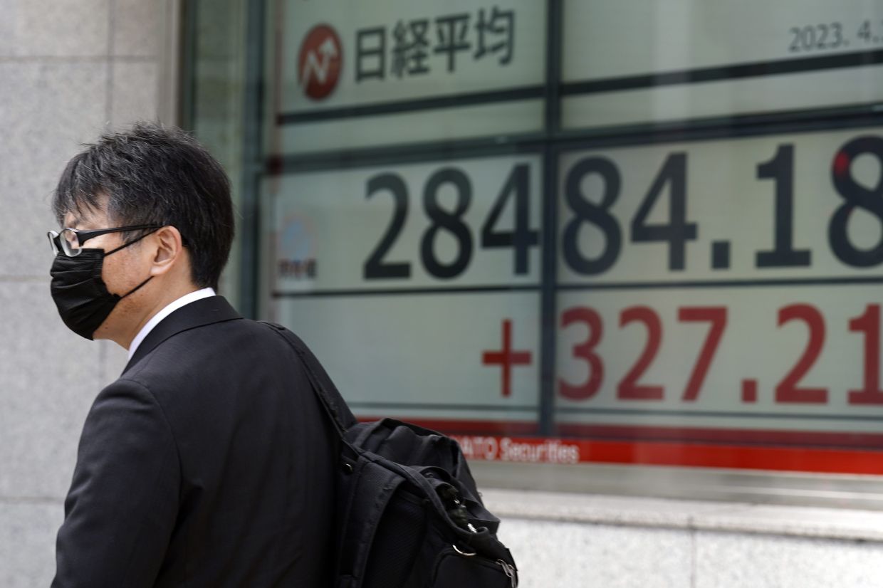 Asian markets mixed as wary traders weigh latest data | The Star