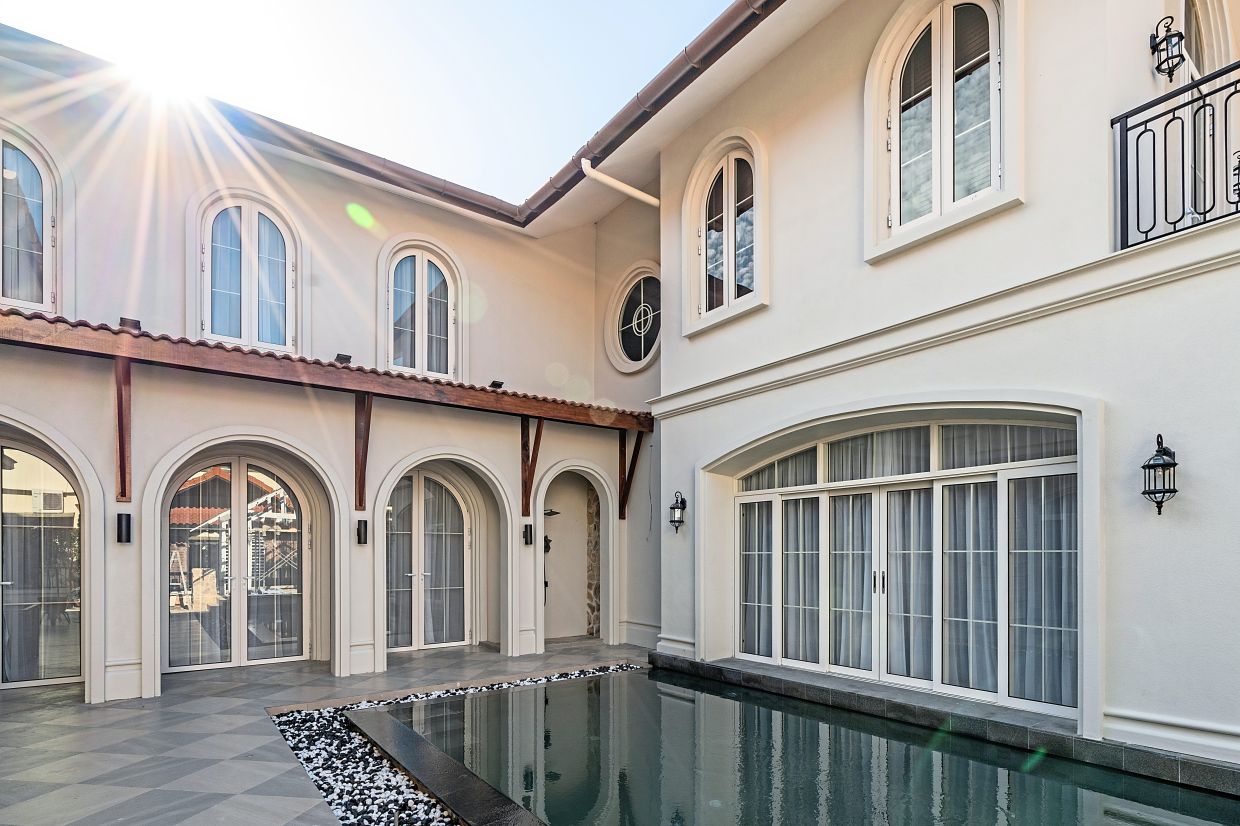 Malaysian couple turns suburban house into European classical style ...