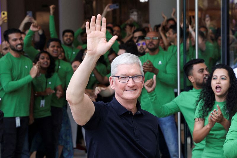 Apple CEO meets India PM Modi, commits to growth and investment | The Star