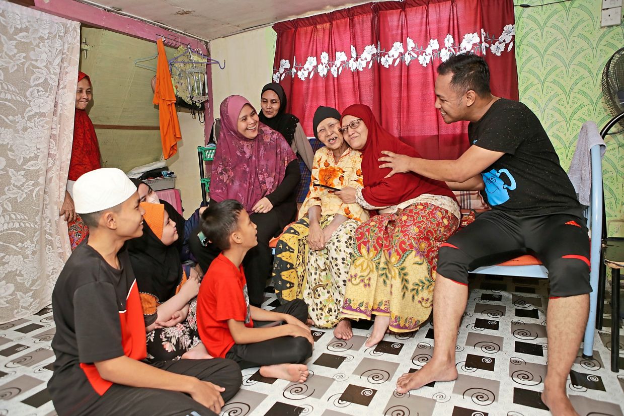 Families set Covid-19 house rules for Raya | The Star