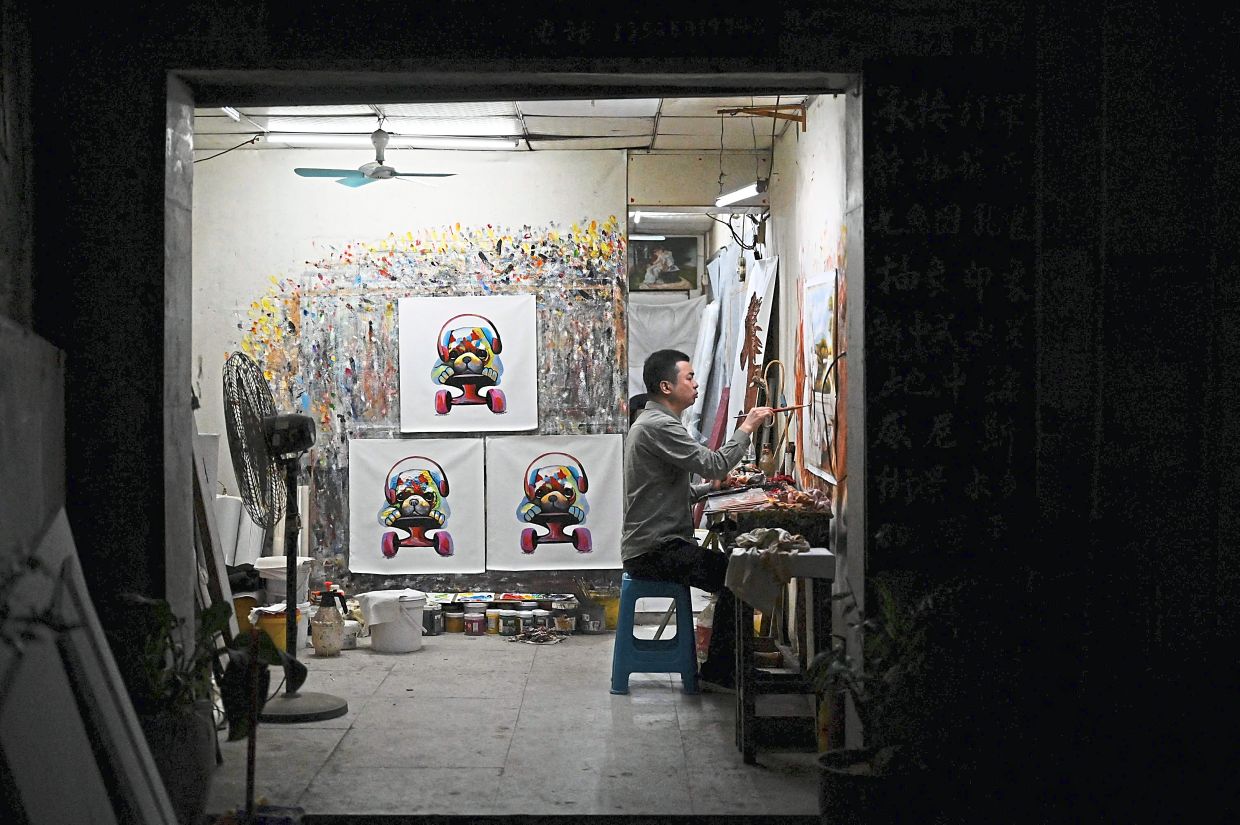China's 'art factory' painters turn from fakes to originals | The Star
