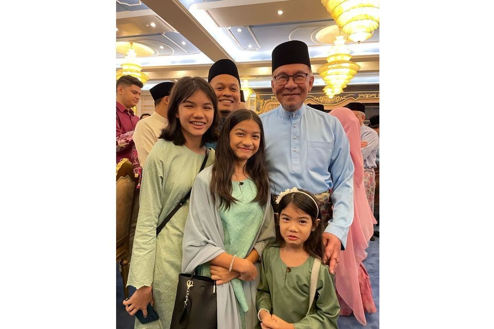 'Bringing kids to Istana? I followed protocol', says Nik Nazmi to ...