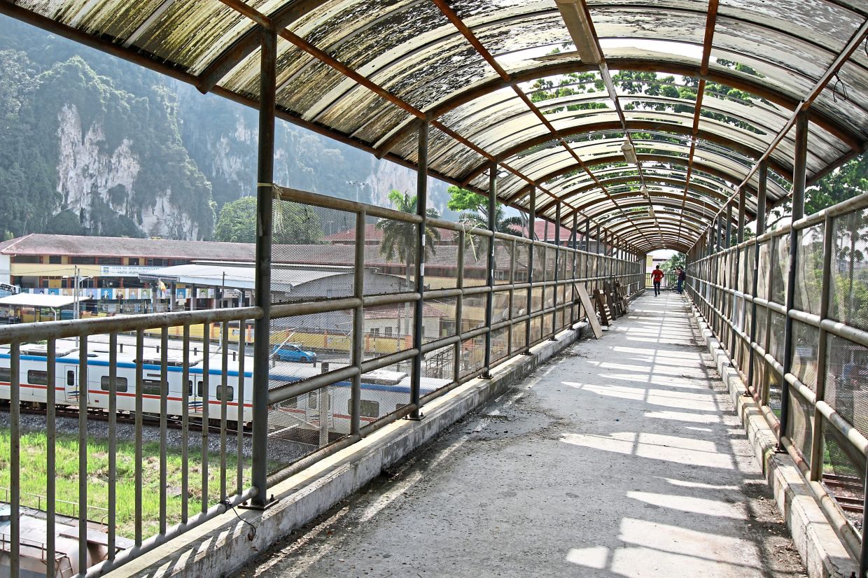 Bridge falling apart, needs to be repaired | The Star