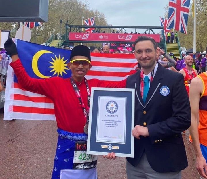 Malaysian breaks Guinness World Record as the fastest runner in a baju ...
