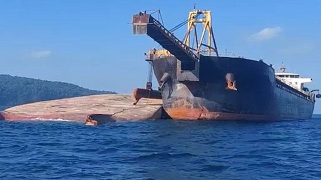 One dead and three missing in ship collision in the Philippines | The Star