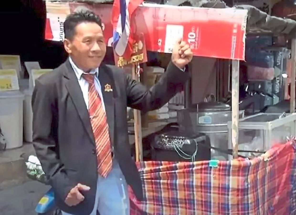 Dancing vendor enchants customers | The Star
