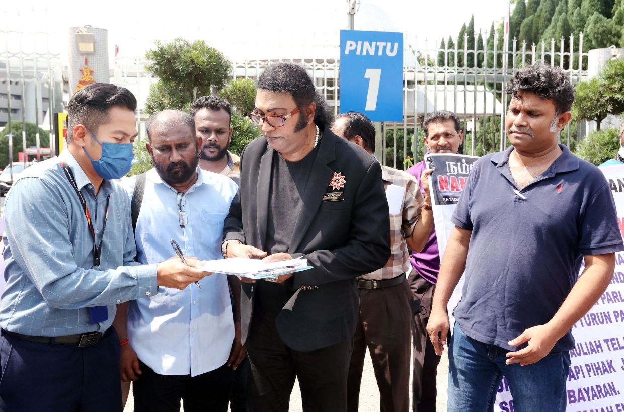 Residents protest at Selangor state secretariat building over land ...