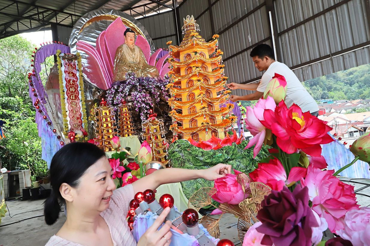 Devotees turn to artificial flowers to cut costs | The Star