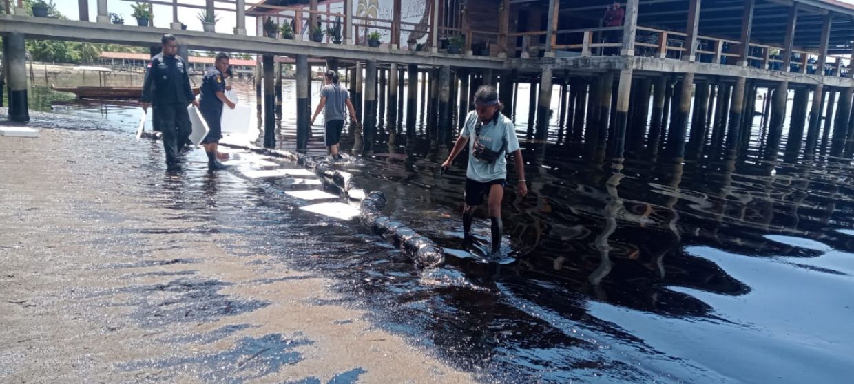 Oil spills from tanker fire hit Batam coast | The Star