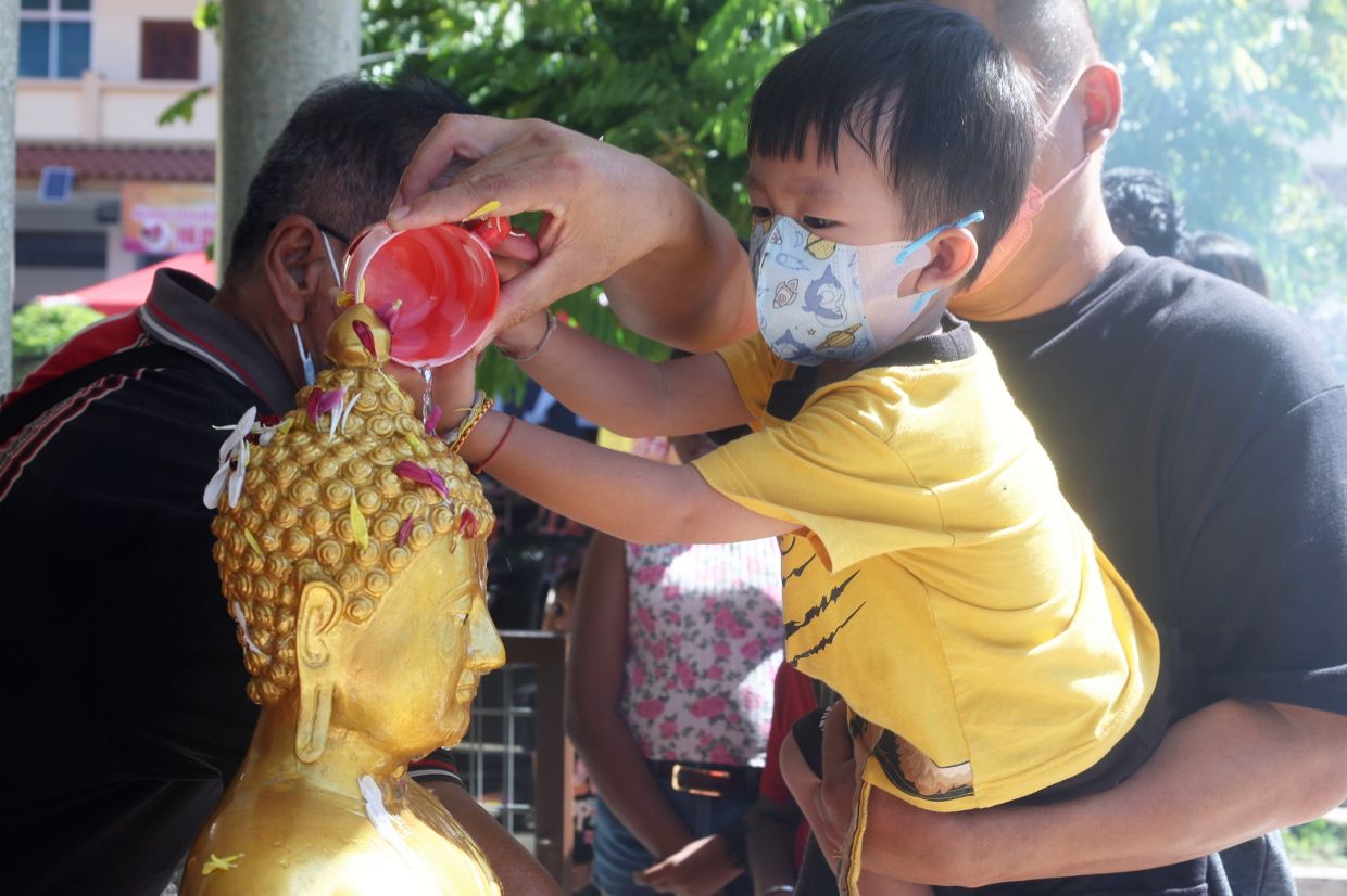 Grand Wesak Day celebrations throughout nation despite Covid-19 fears ...
