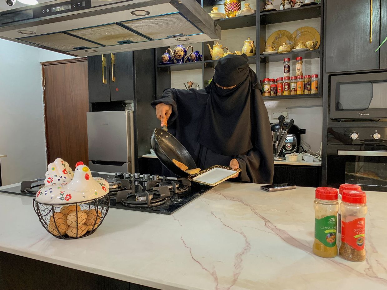 Nigerian hijab-wearing chef seeks to break stereotypes about Muslim ...