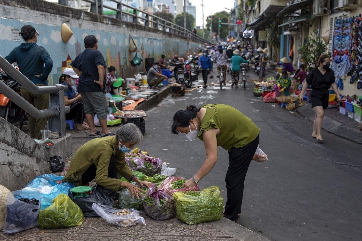 Vietnam lawmakers call for further rate cut to prop up growth amid ...