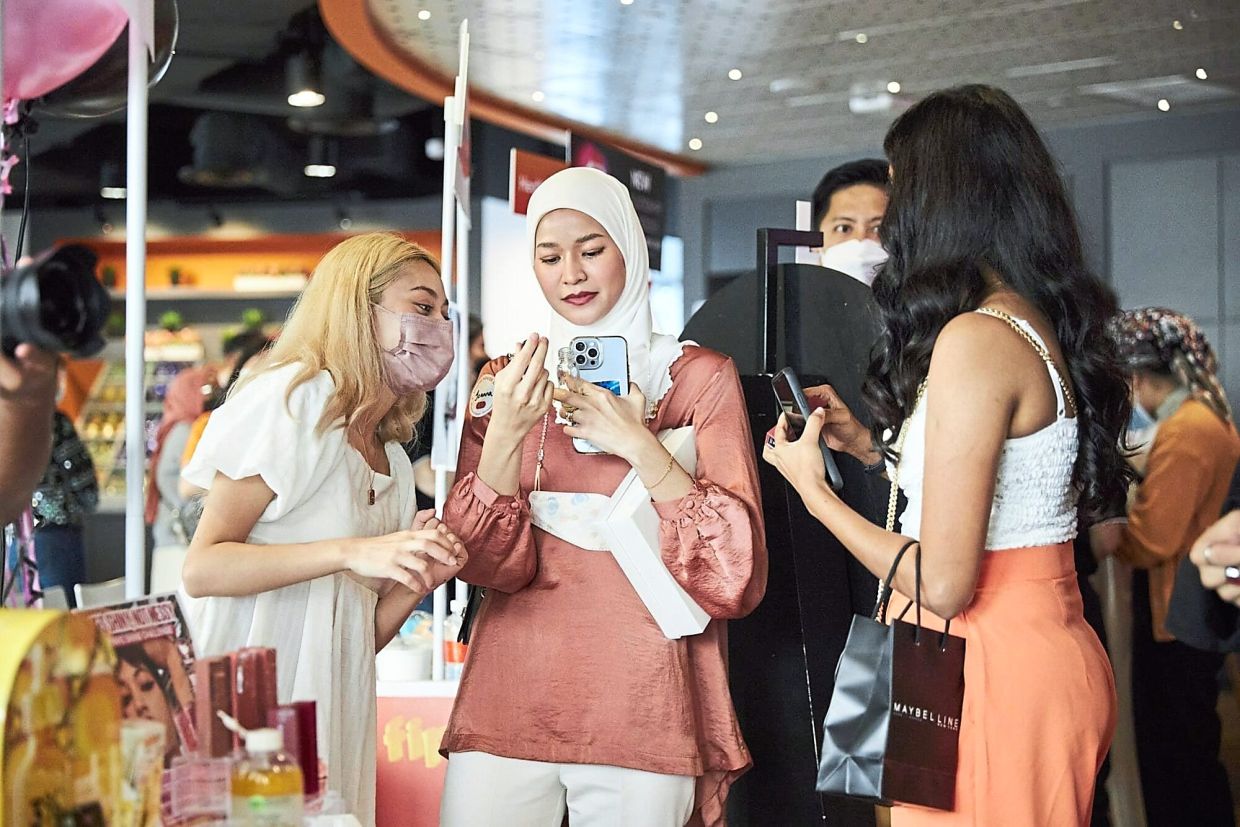 Study finds successful women in ecommerce help others in B40 group ...