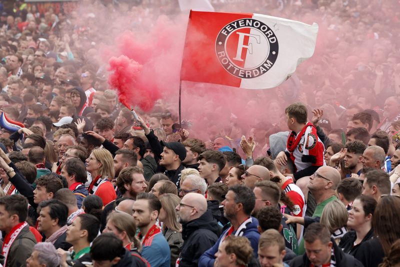 Football: Soccer-Feyenoord fans pack centre of Rotterdam to celebrate ...