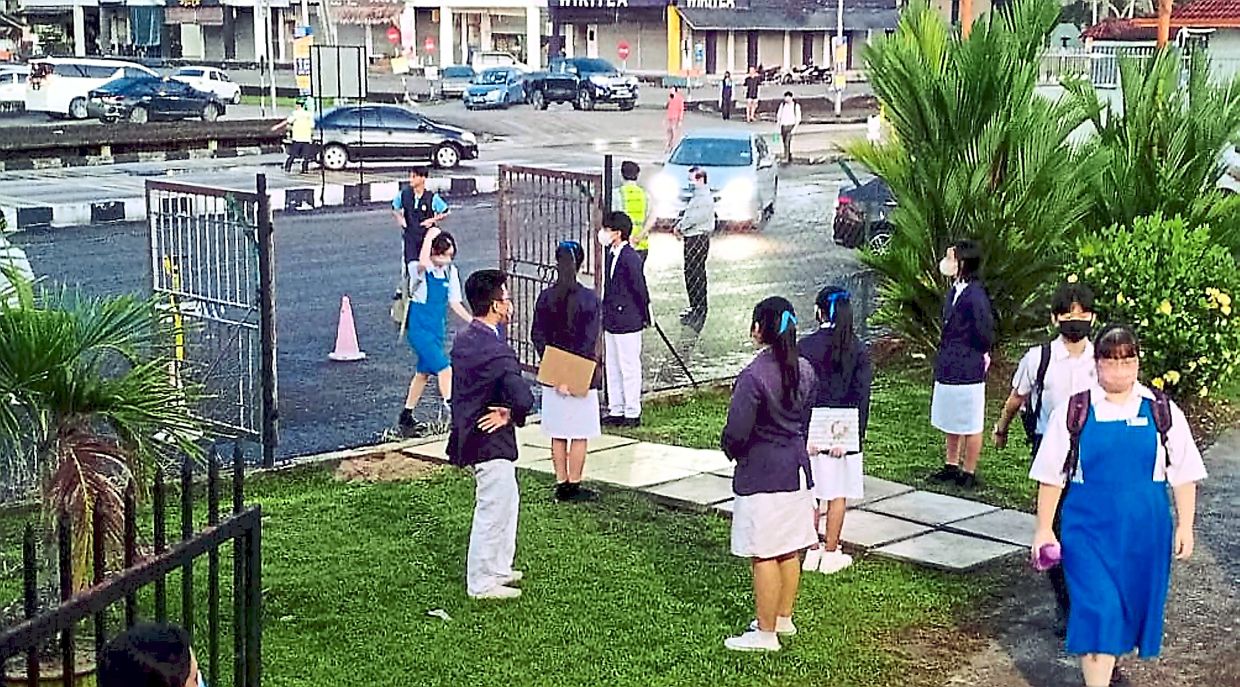 New parking lots to ease traffic jams around school | The Star