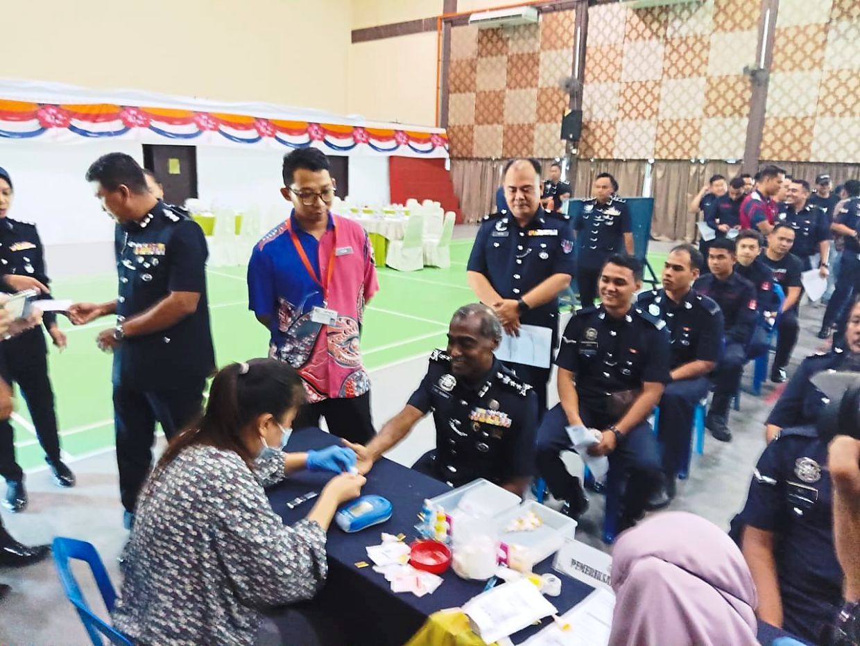 Johor cops give blood in donation drive | The Star