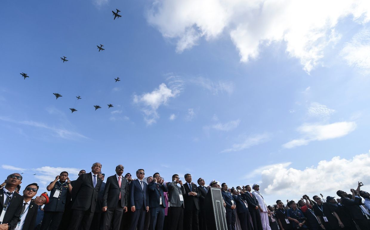 Lima'23 opens with aerial display by more than 70 M'sian Armed Forces ...
