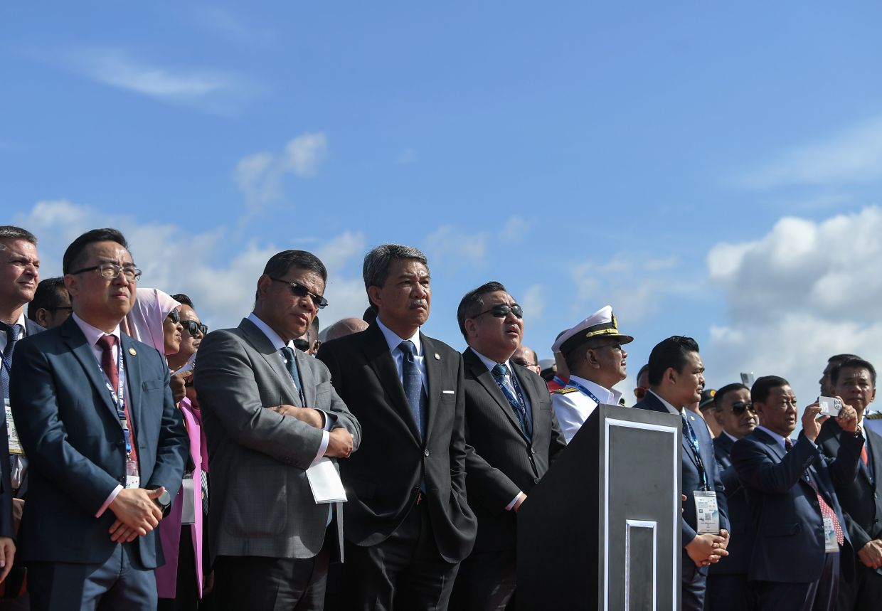 Lima'23 opens with aerial display by more than 70 M'sian Armed Forces ...