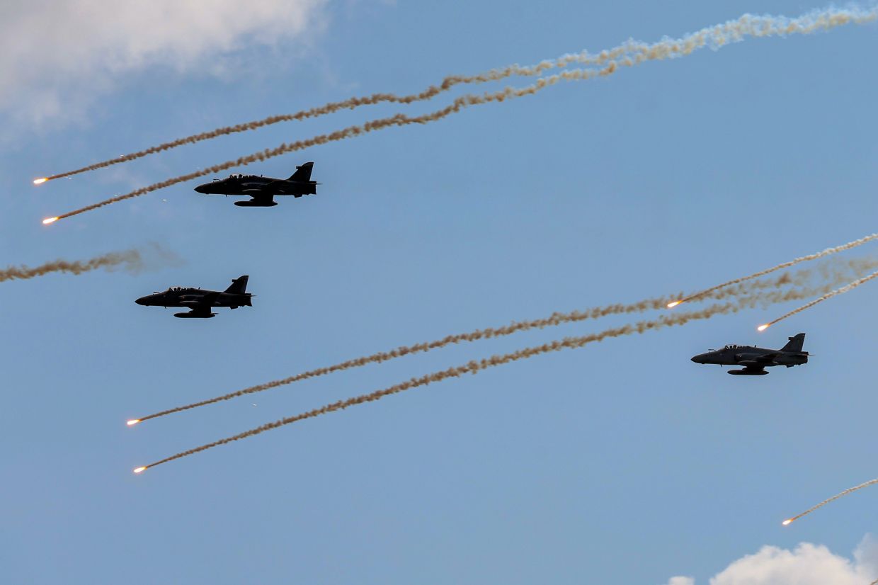 Lima'23 opens with aerial display by more than 70 M'sian Armed Forces ...