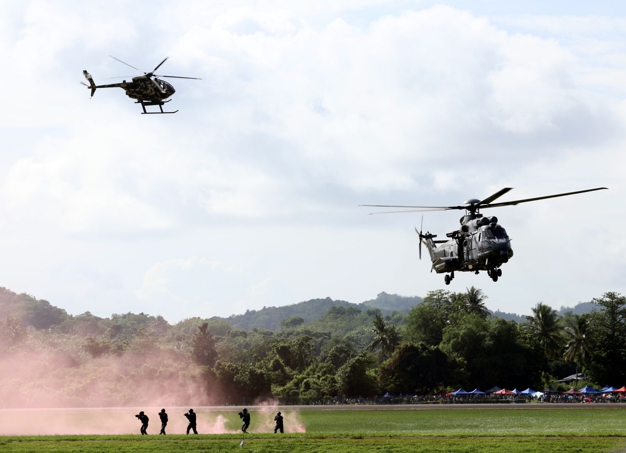 Lima'23 opens with aerial display by more than 70 M'sian Armed Forces ...