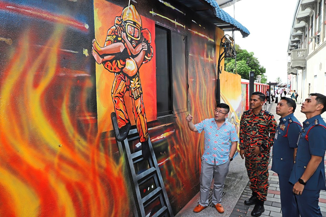 Mural tribute to firefighters | The Star