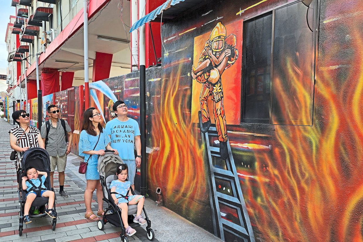 Mural tribute to firefighters | The Star