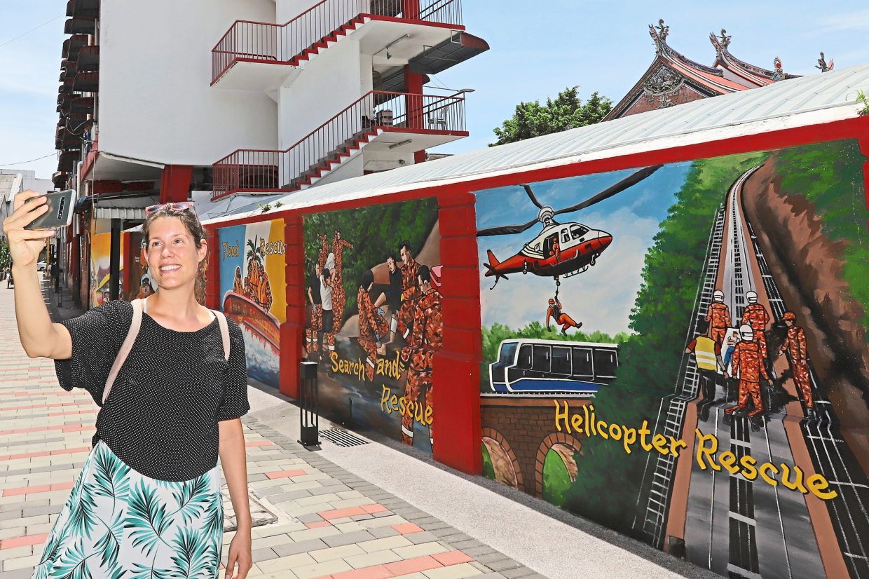 Mural tribute to firefighters | The Star