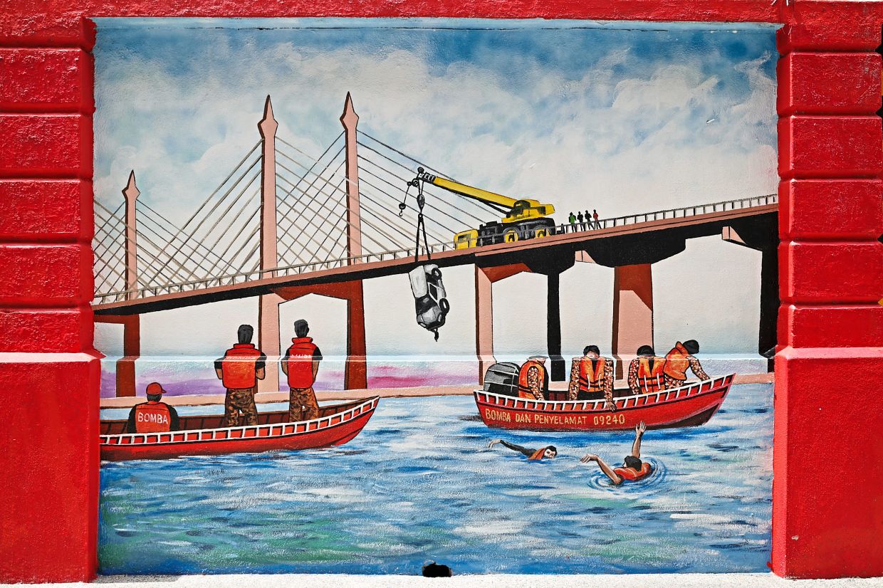 Mural tribute to firefighters | The Star