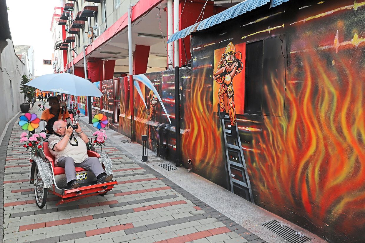 Mural tribute to firefighters | The Star