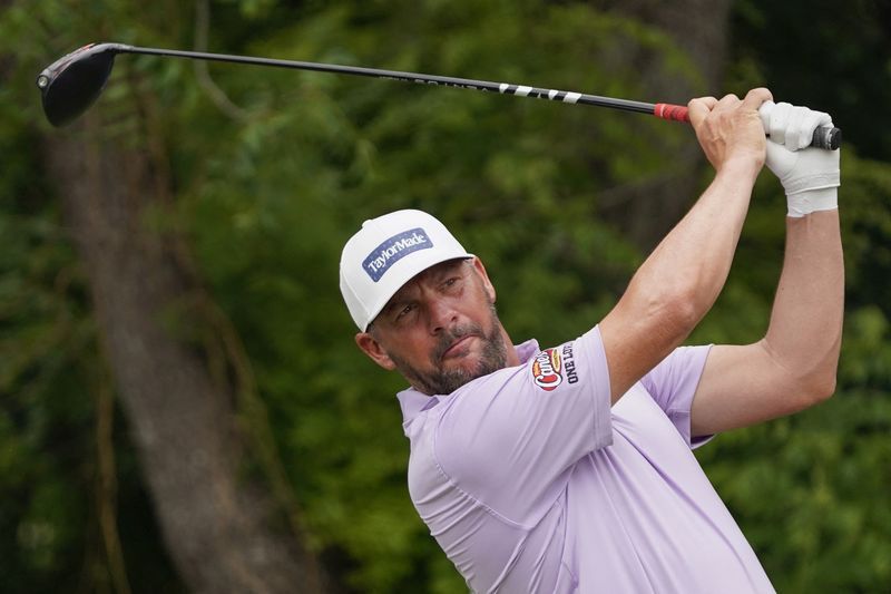 Golf: Golf: Block struggles at Colonial as club pro sits dead last ...