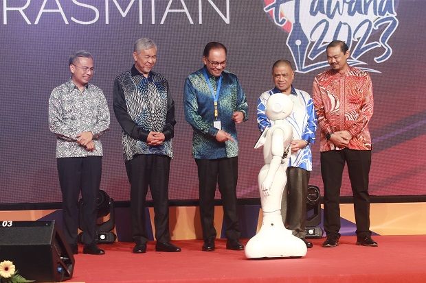 Media gives voice to the public's concerns, says Anwar | The Star