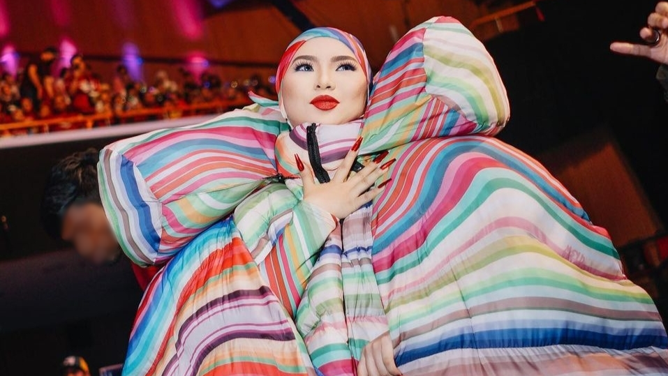 Malaysian singer Aina Abdul receives boycott threats after dressing up ...