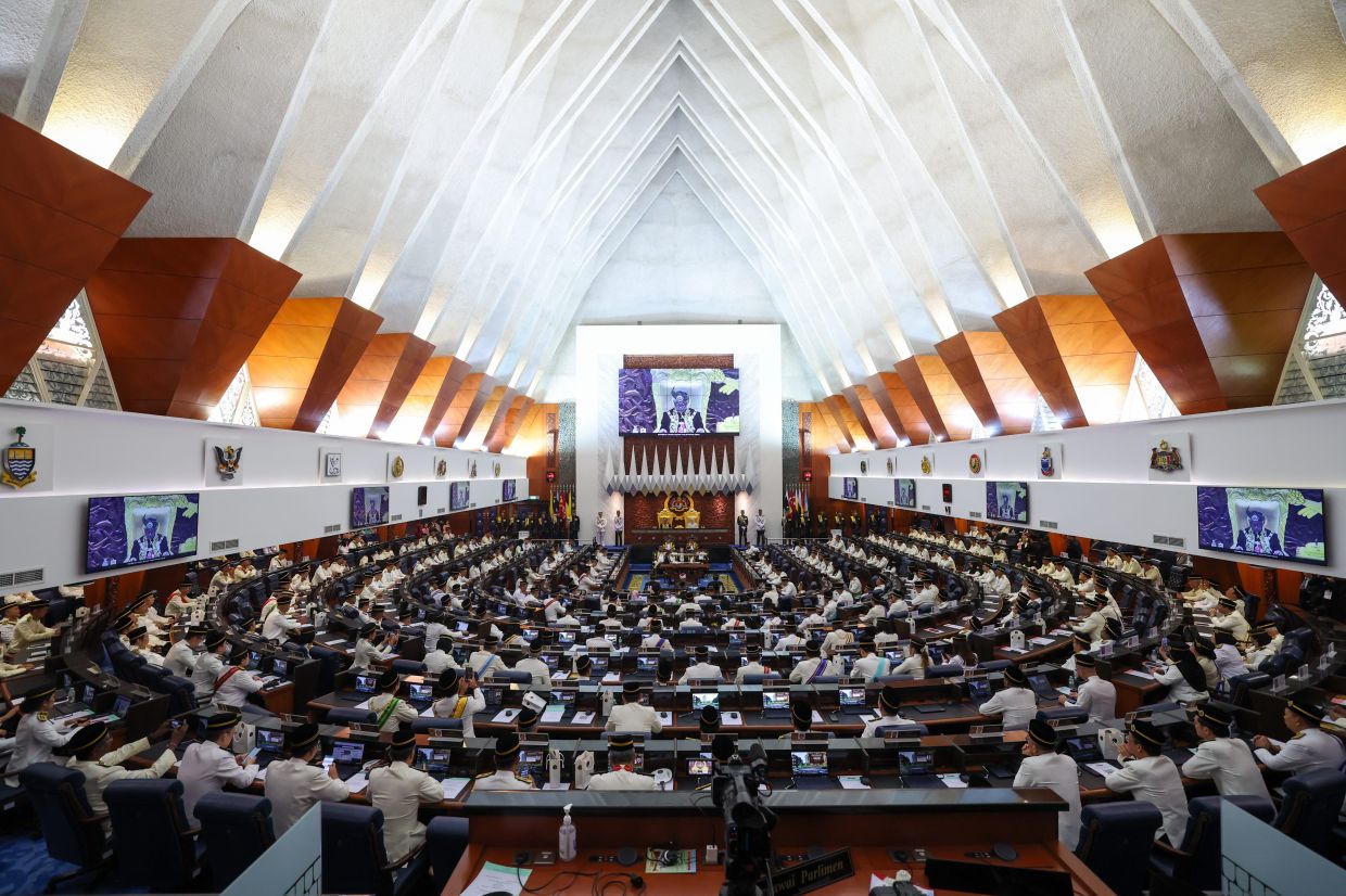 Chaos erupts in Dewan Rakyat as Opposition objects move to debate 2021 ...