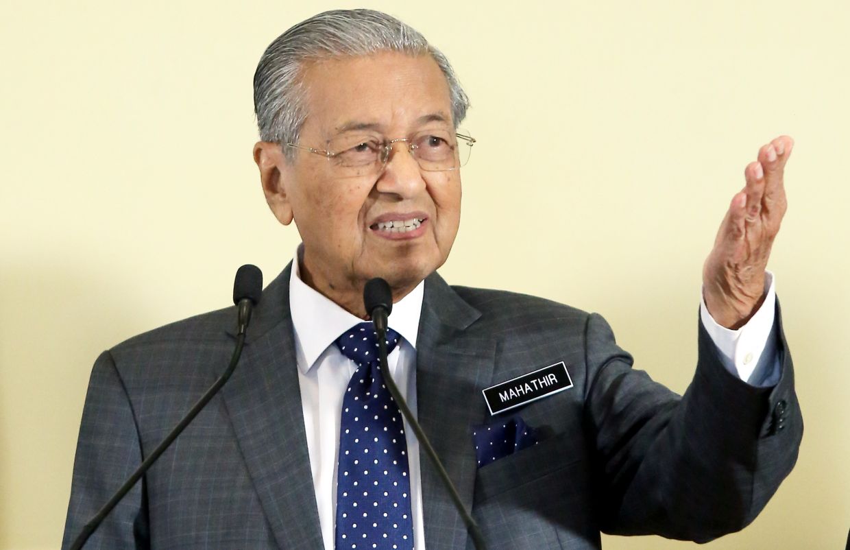 Kit Siang has the ‘same rank’ as Nik Aziz, claims Dr M | The Star