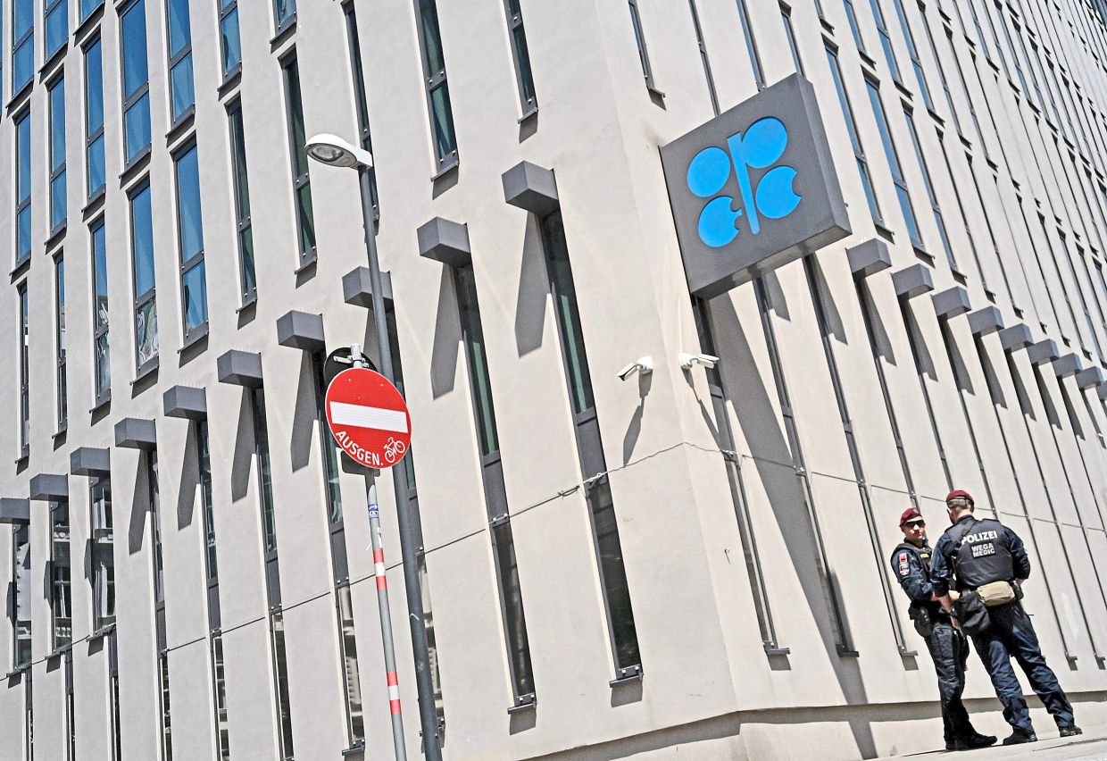 Saudi Arabia’s solo oil production cut is risky | The Star