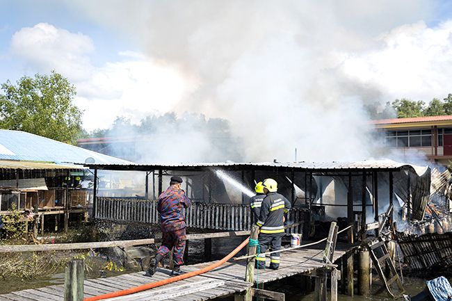 Fire engulfs house in Kampong Bendahara Lama | The Star