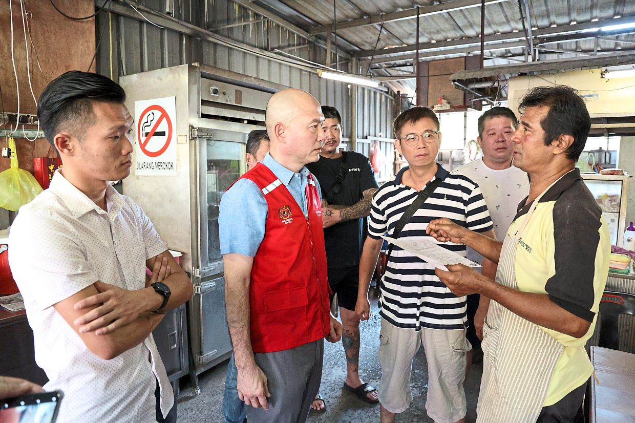 23 stalls operating on top of drain told to vacate | The Star