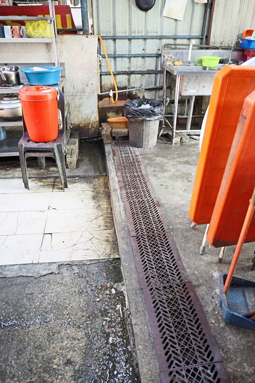 23 stalls operating on top of drain told to vacate | The Star