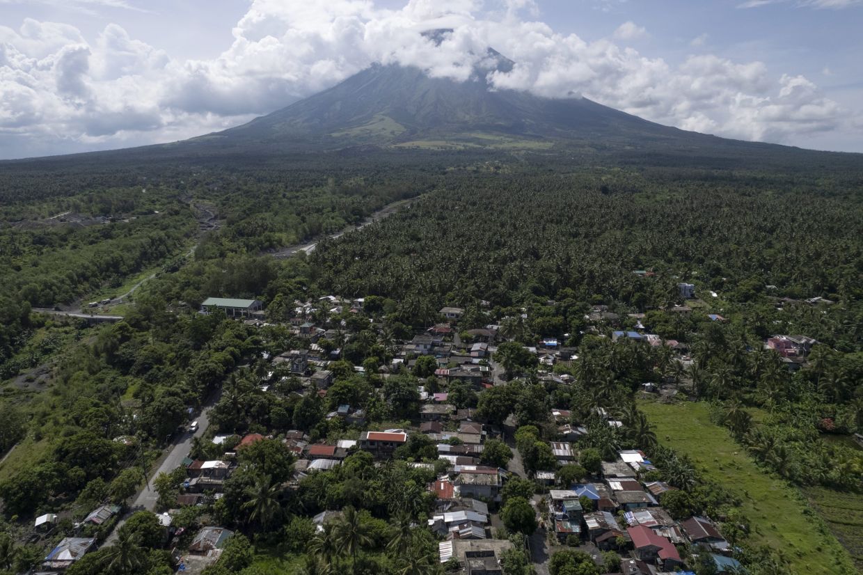Poor villagers risk lives in danger zone as Philippines' Mayon volcano ...