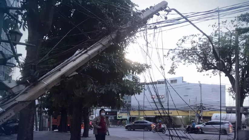 Fears of electrocution as power poles lean, then collapse | The Star