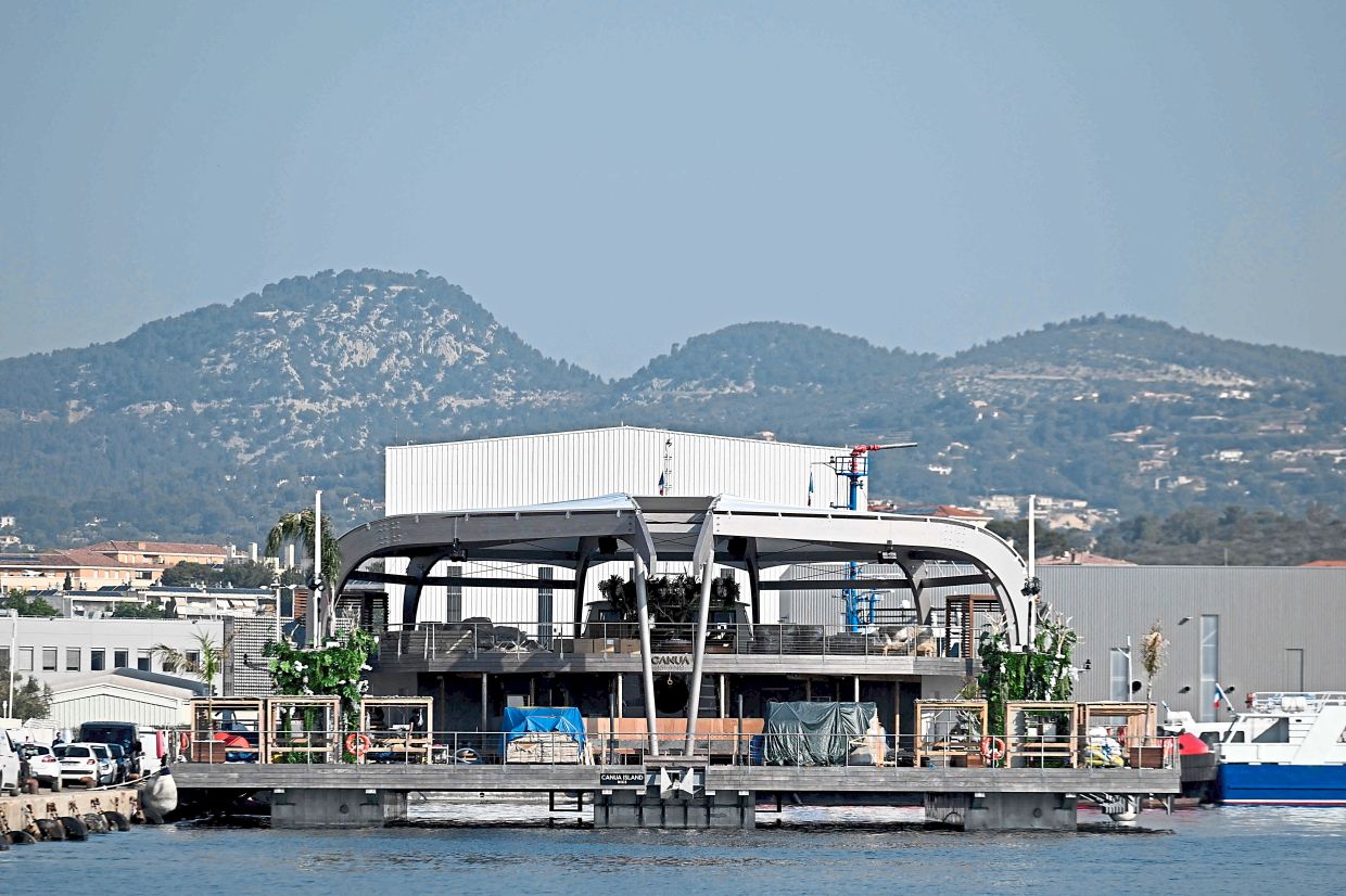 Private floating island project in the French Riviera for rich ...