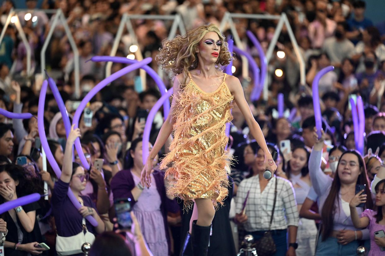 Philippine 'Swifties' flock to Taylor Sheesh show | The Star