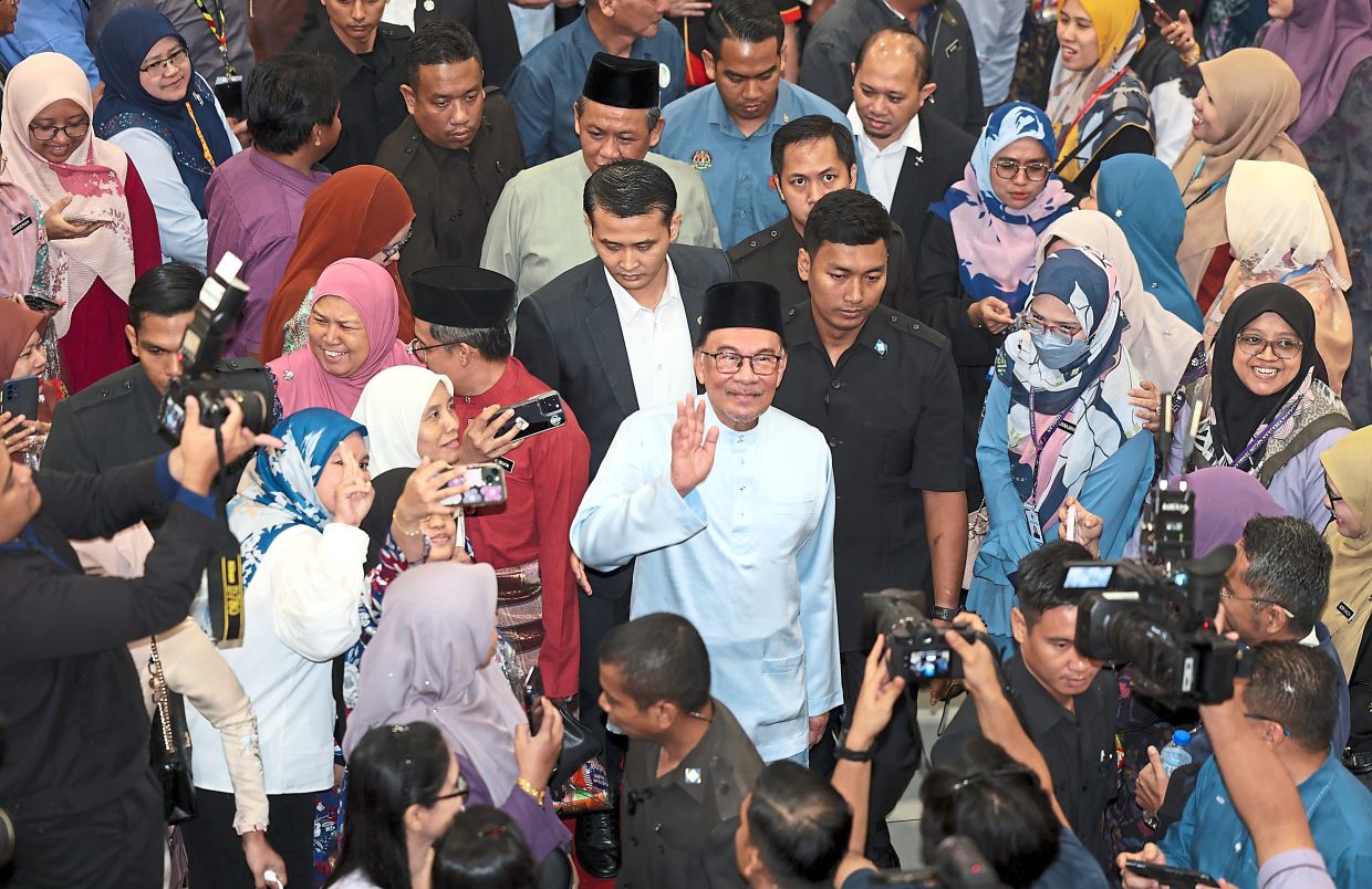 ‘I’m ready to face anyone who wishes to topple me’, says Anwar | The Star