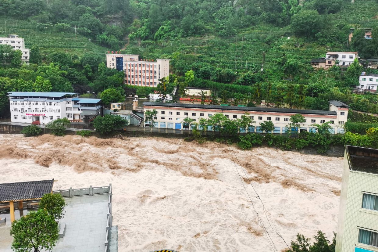 Heavy rain in China's Chongqing threaten rivers, mass evacuations ...
