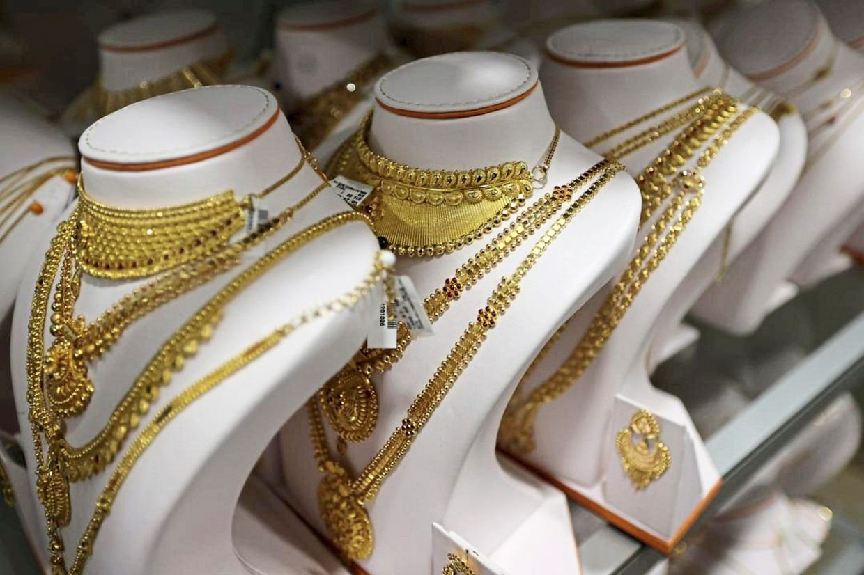 Flashy outfits, bling and cars draw unwanted attention | The Star